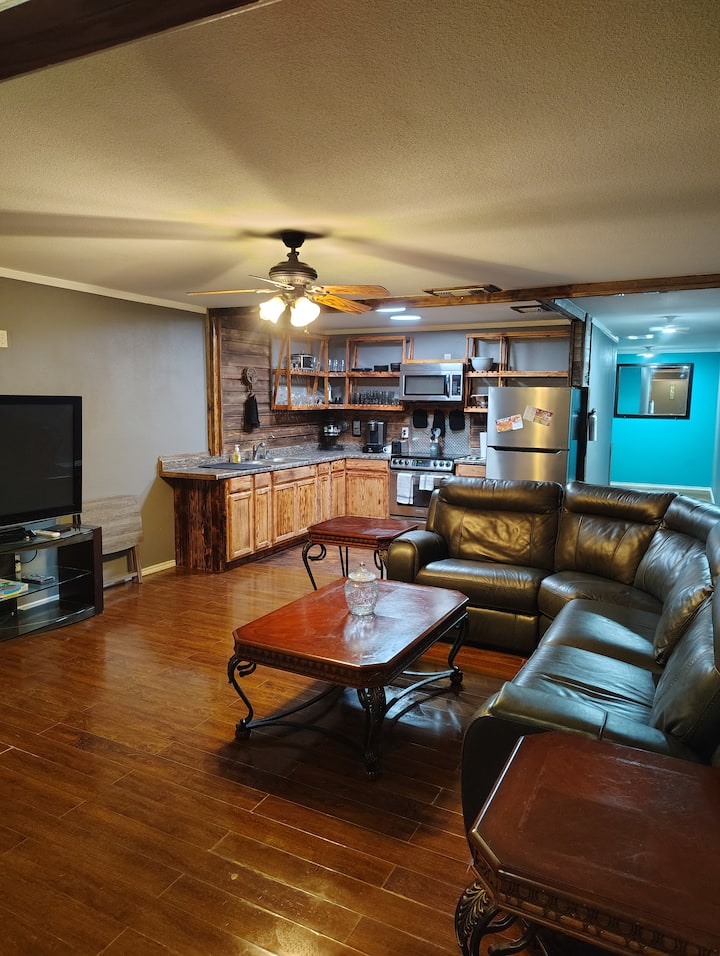 Upstairs Luxury Apartment Old Modern With Laundry - 맨스필드