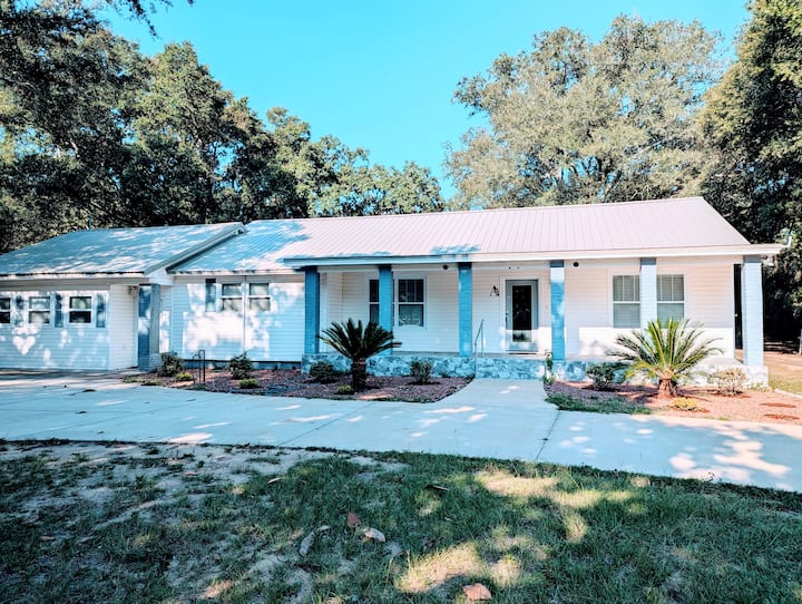 New Sparkling Spacious Retreat 2br/2ba * Central - Pensacola, FL