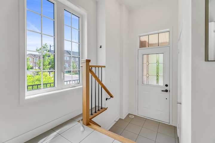 Stylish Spacious Townhouse - Aurora