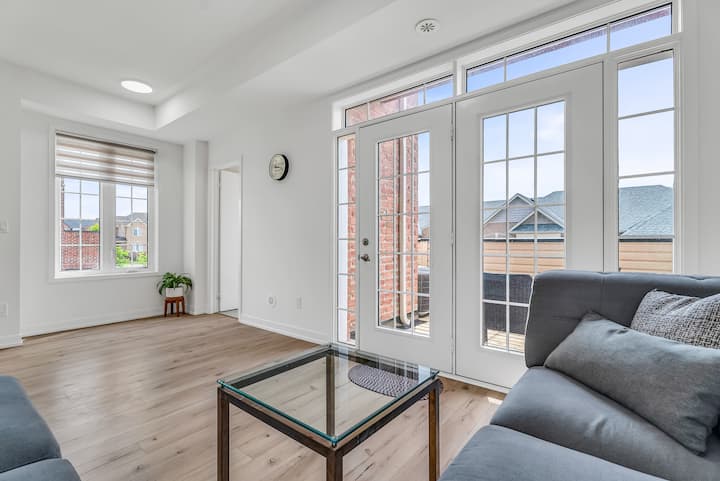 Welcome To Your Newmarket Suite. - Bradford, ON, Canada