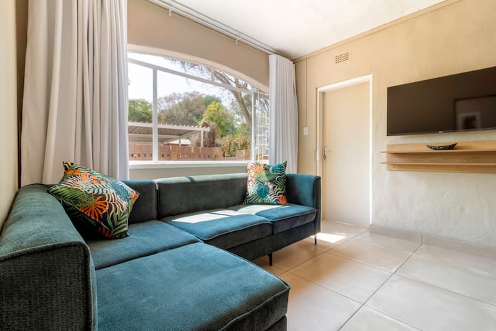 Cozy Cottage | Pet-friendly Garden | Patio - Randburg