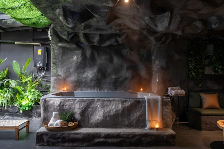 La Rock • 7br King Bed Cave + Jacuzzi @ Lleras - Medellín