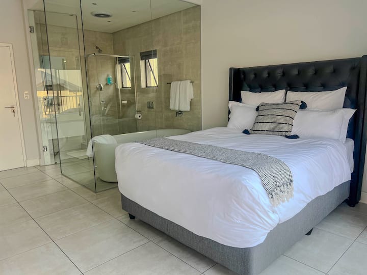 Opulence Awaits In Waterfall City - Midrand