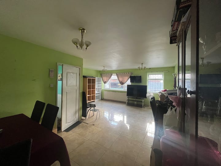 Charming 3 Bed Flat In Stoke - Stoke-on-Trent
