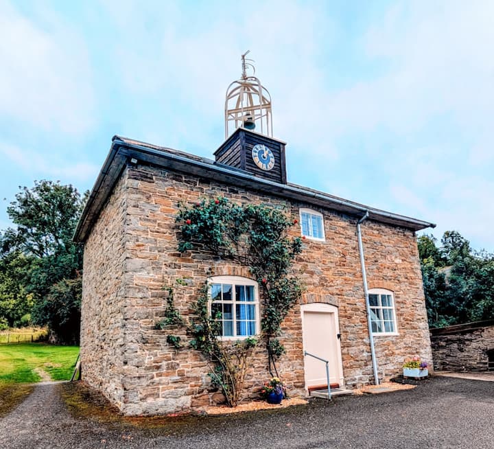 Converted Former Stable With Clock And Bell Tower. - Vereinigtes Königreich