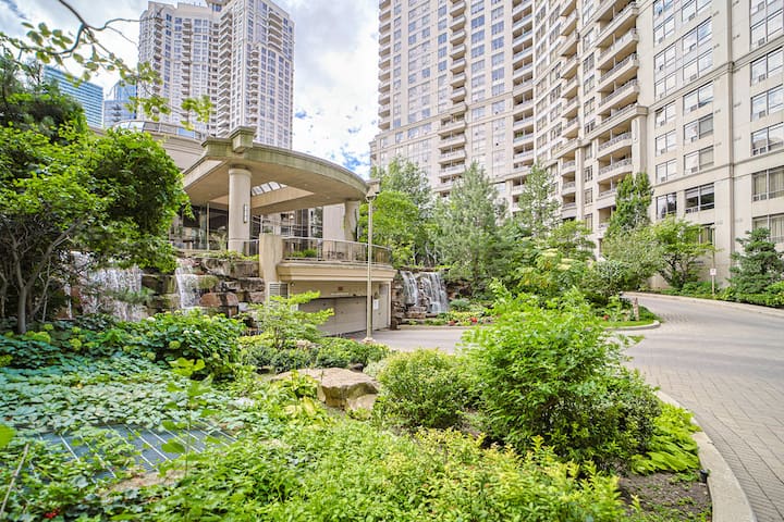 Stylish Condo Retreat | City Skyline Views - Mississauga