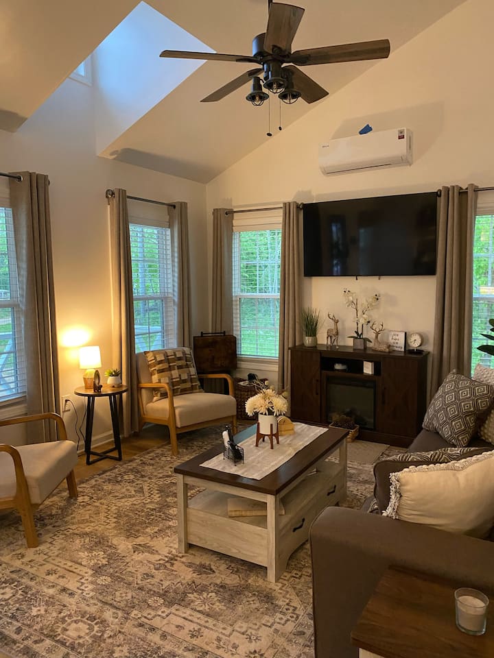 Charming Tiny Home | Relax & Unwind - Guntersville, AL