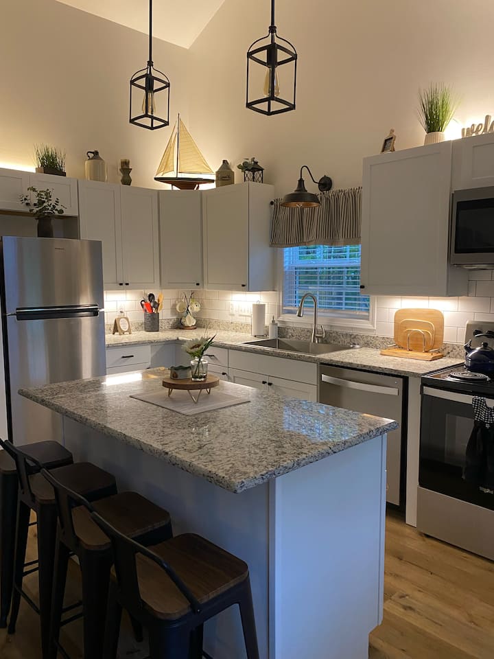 Charming Tiny Home | Relax & Unwind - Guntersville, AL