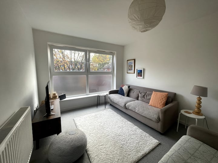 Spacious & Light 1 Bedroom Apartment, East London - Barking