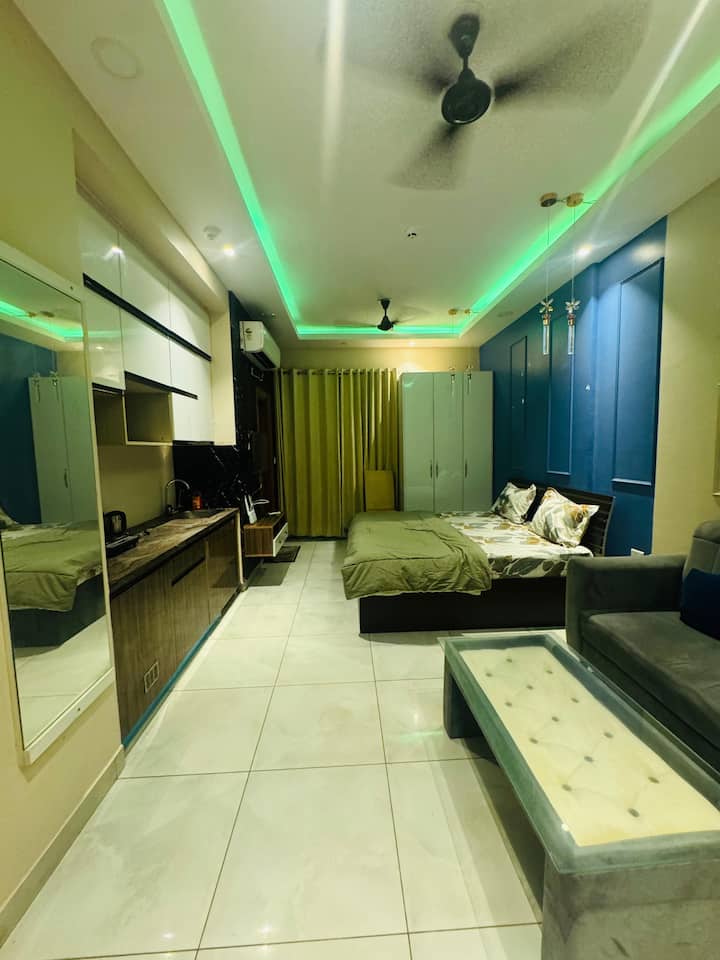 Belle Vue Studio Ii Sweet Place With A Balcony Ii - Noida