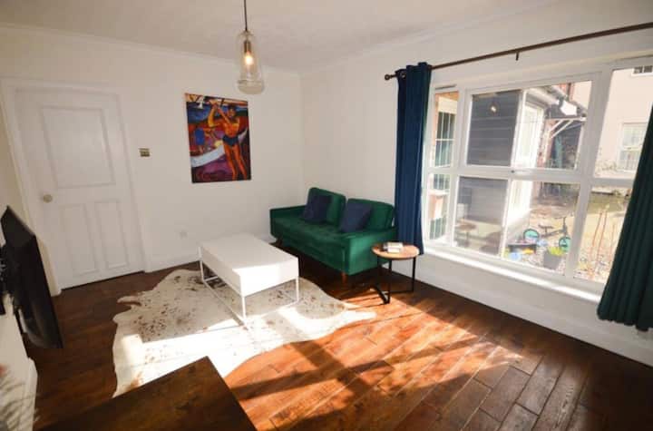 Stylish Entire Apartment Near Stanstead Airport - Aéroport de Londres Stansted (STN)