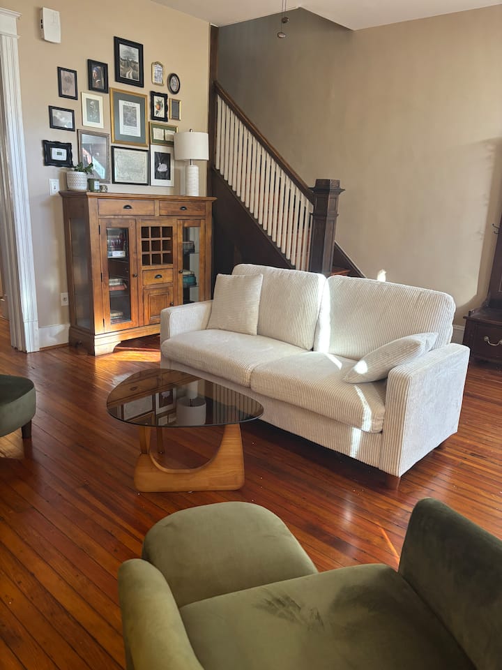 Sunny Capitol Hill Row House • Mid-century Charm - Washington, DC