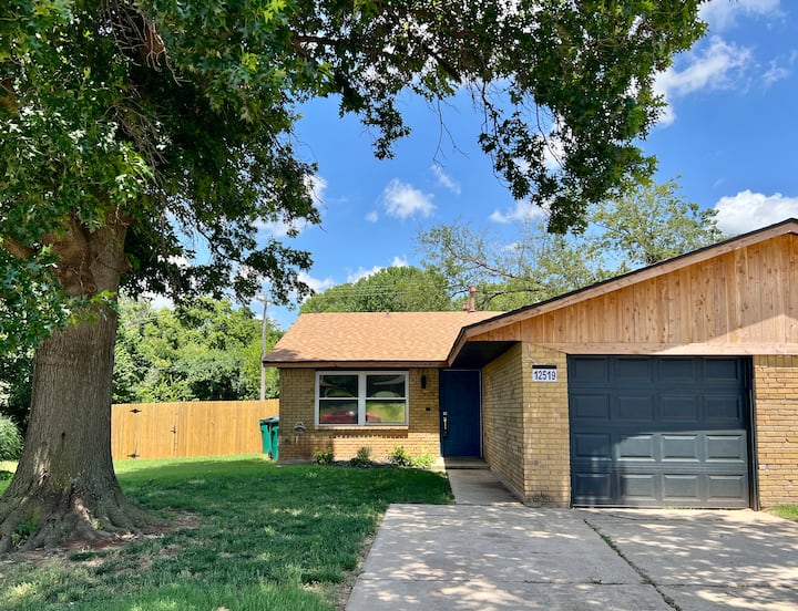 Where Buffalo Roam. Sleeps 6. Wi-fi. Fenced Yard. - Oklahoma City