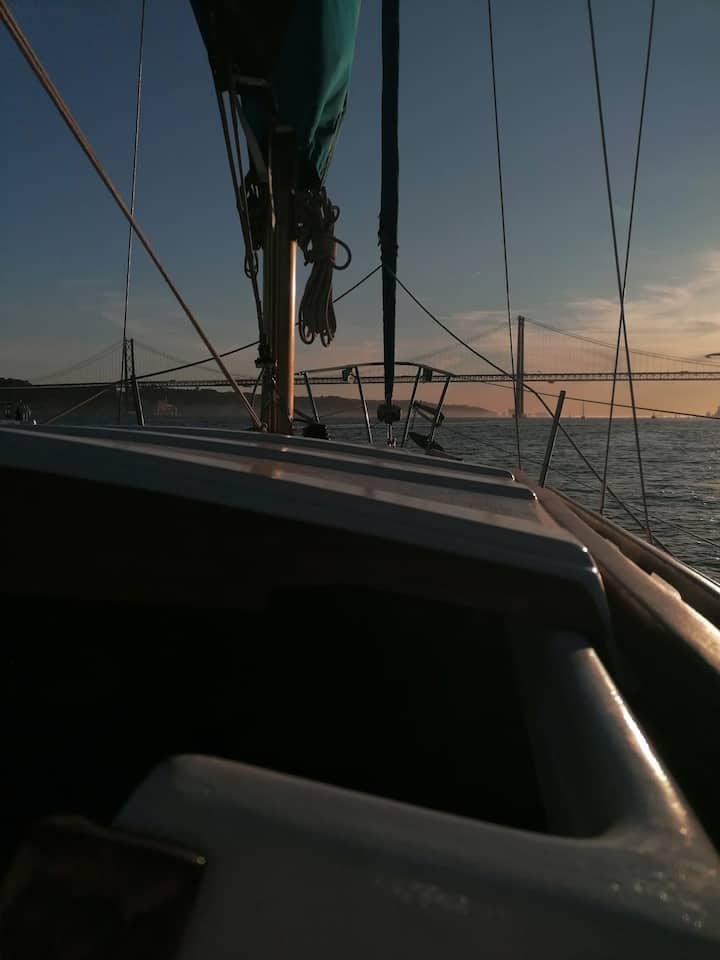 Escapadinha Romântica Em Veleiro No Tejo - Lisboa
