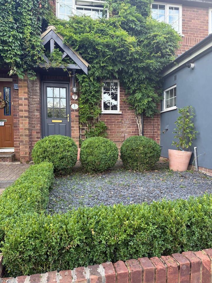 Stylish Semi + Driveway, Walk To Station - St Albans, UK
