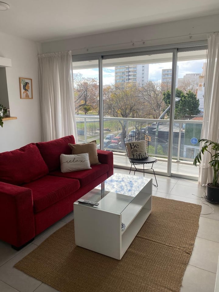 Departamento De Categoría Frente A Plaza Belgrano - La Plata