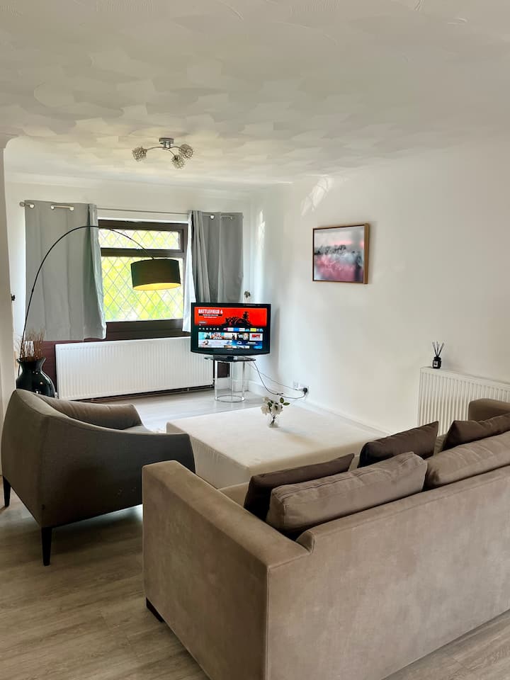 Private Home - Perfect For 5 | Free Parking - Maidenhead