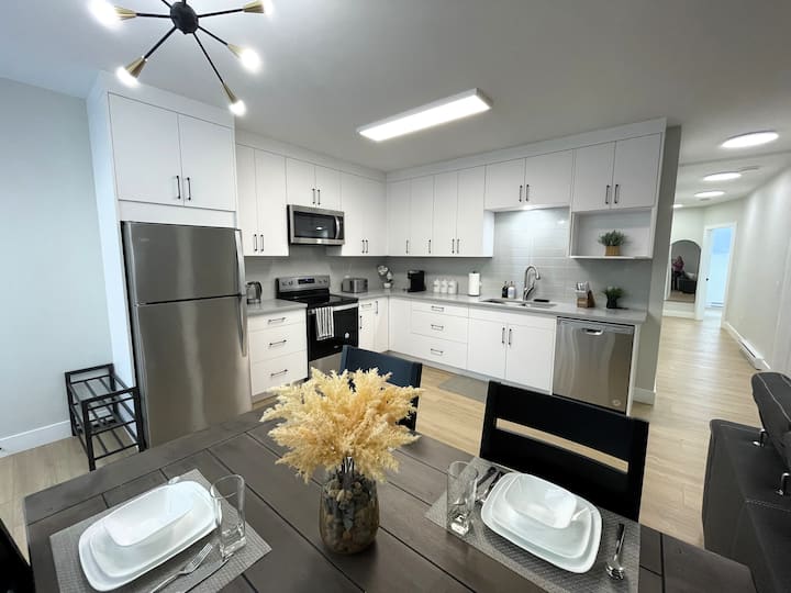 Spacious Modern Suite • Near Skiing & Golf - Kelowna