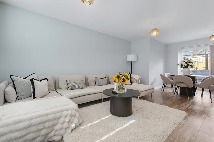 Lovely 2-bed House With Parking (New-build) - Chelmsford