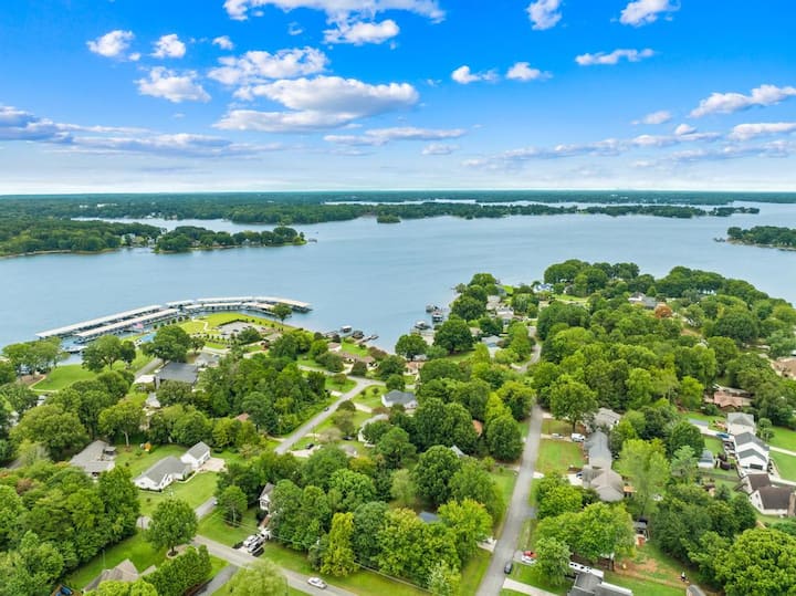 Sapphire Bloom | Lake Norman Escape With Hot Tub - Mooresville, NC