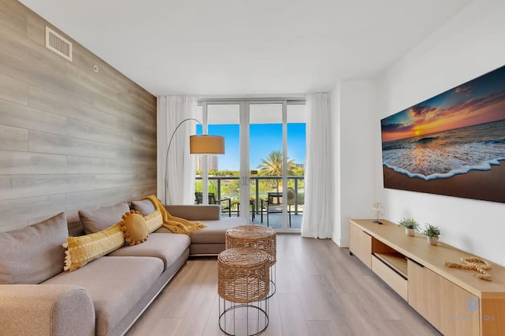 Pool | Apartment W/ Balcony + Near Beach - Hallandale Beach, FL