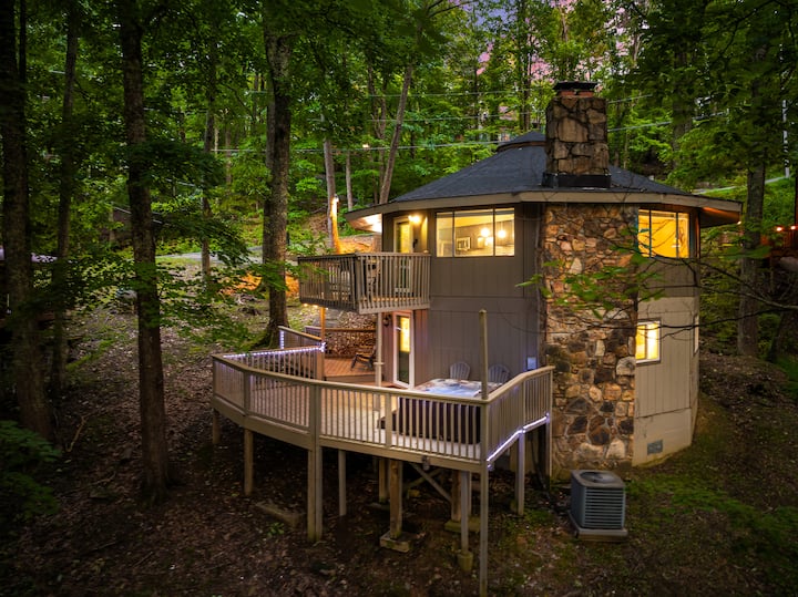 Cozy Cabin Getaway · Hot Tub · 1/2 Mi. To Ober - Gatlinburg, TN