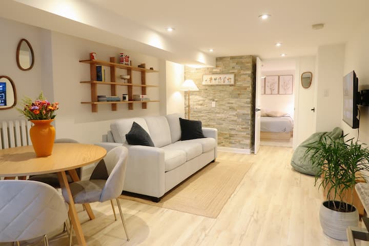 Bright & Spacious Private Suite Near High Park - Toronto