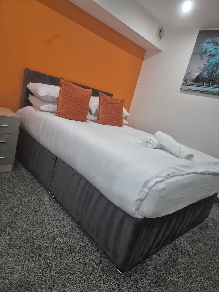 Perfect For Long Stays - Comfy Studio Apartment - Bradford, United Kingdom