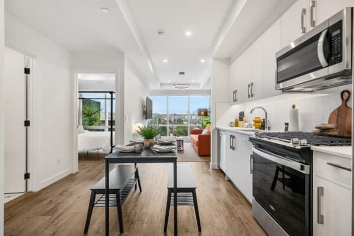 2br In Kensington W/ King Bed, Parking + Ac - Calgary