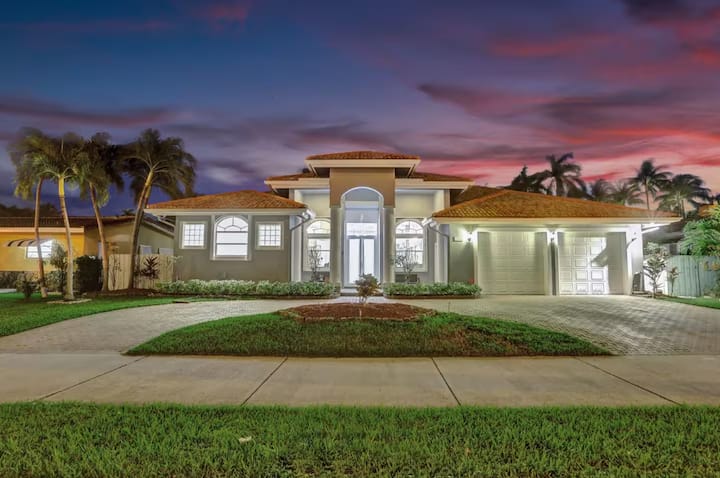 Luxury 6br Near Beach W/ Pool & Game Room - Hollywood, FL