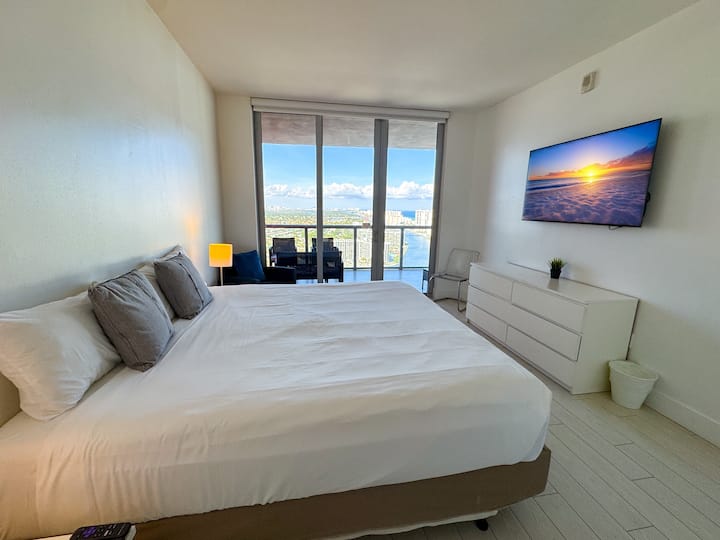 Penthouse Great View & Very Good Location - Hallandale Beach, FL