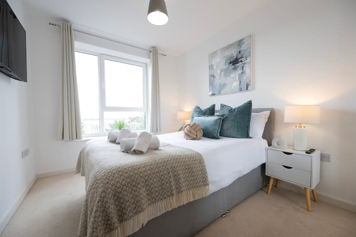 River View Apt W/ Parking + Balcony | Sleeps 4 - Chatham