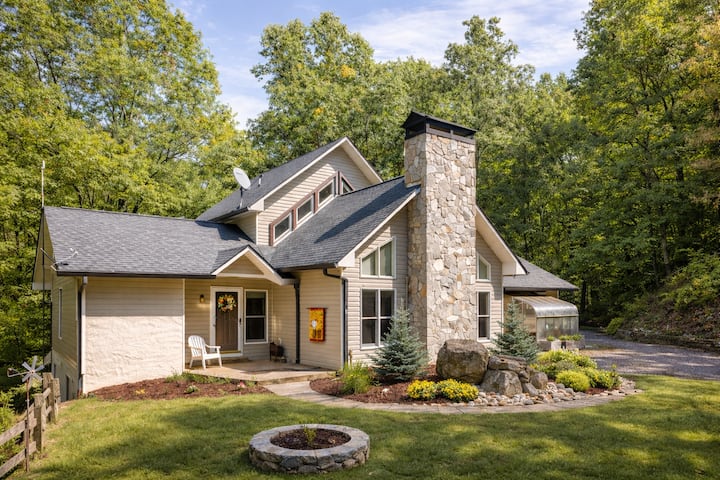 Solace Mountain W/4br,sleeps 9, Wi-fi & Games - Franklin, NC