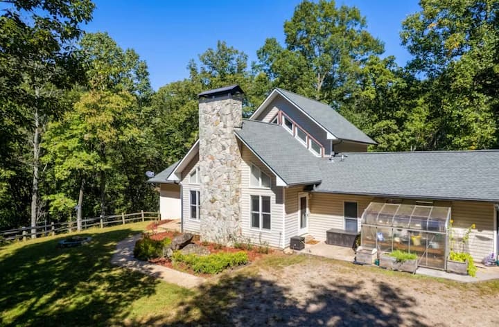 Solace Mountain W/4br,sleeps 9, Wi-fi & Games - Franklin, NC
