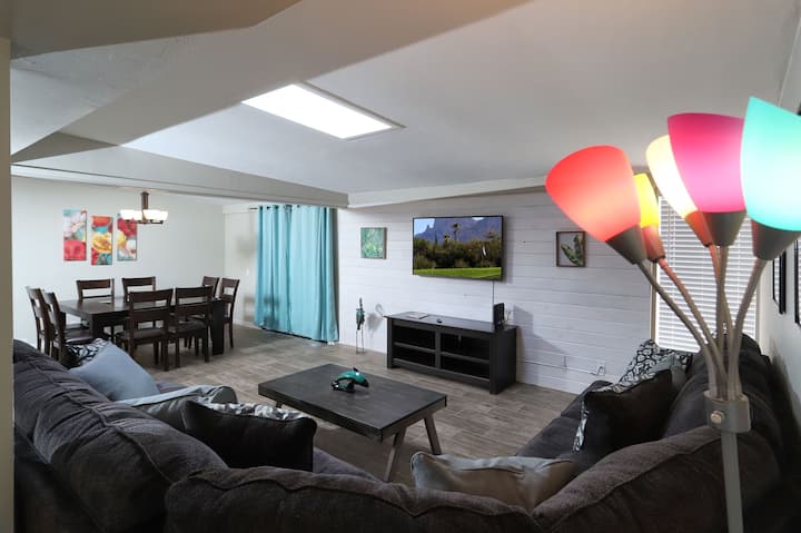 Spacious Home ~ Great Freeway Access ~Sleeps 12~ - Marana, AZ