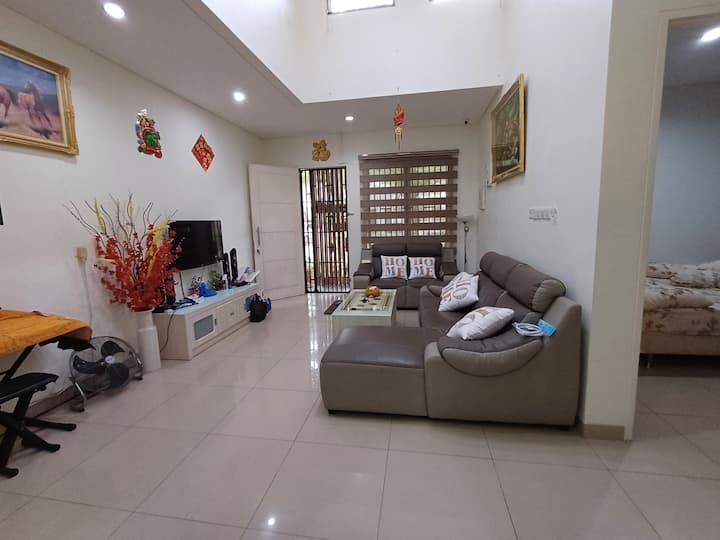 4br Family Home: Elite Living With Top Amenities - Batam