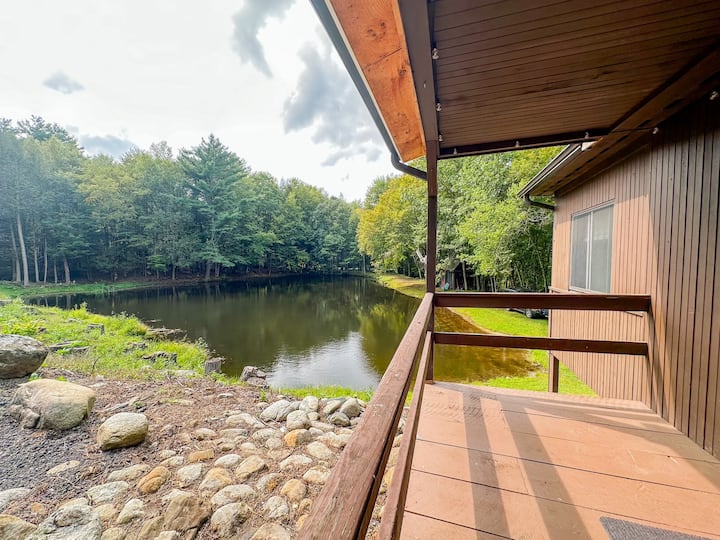 Cozy Waterfront Log Cabin - Connecticut