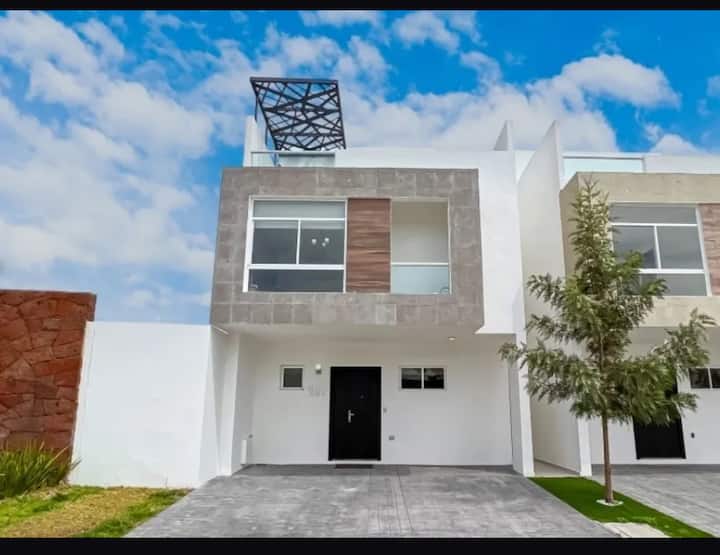 4 Recámaras
3.5 Baños

Zona:refugio/zibatá/anáhuac - Querétaro