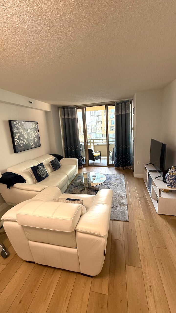 Luxury Apartment In
Center Of Bethesda - Bethesda, MD