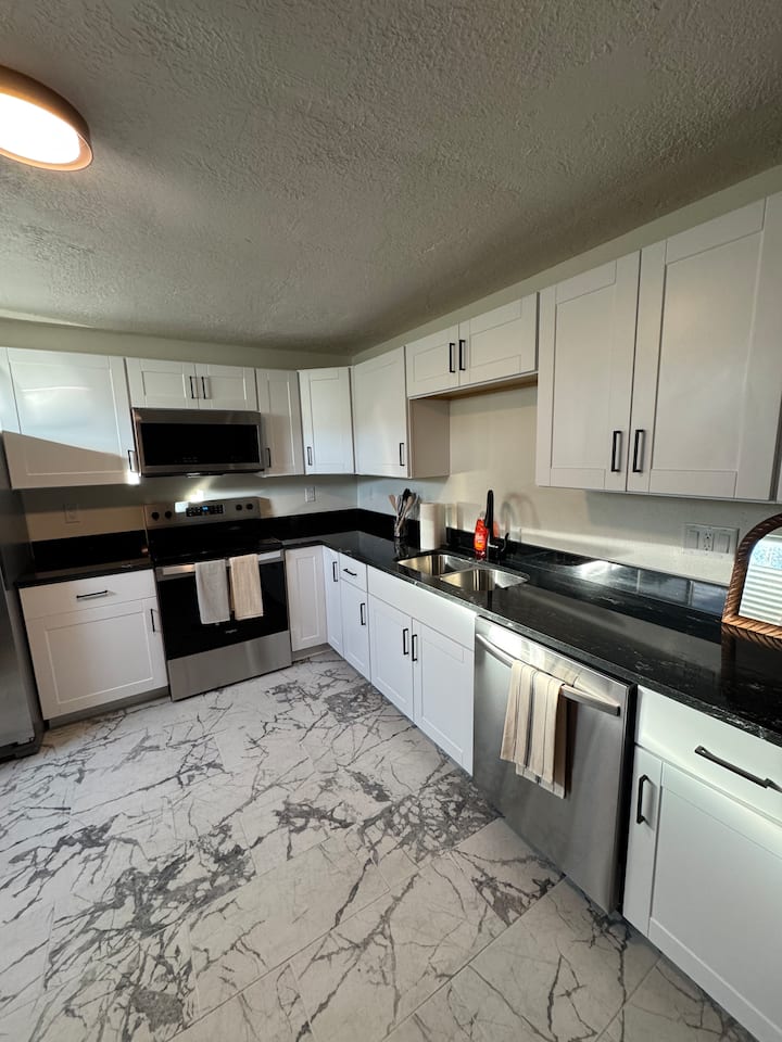 Modern 3br Retreat Near I-15 & Hill Air Force Base - Layton, UT