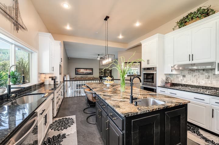 The Forest Estate Retreat - Lake Cavanaugh, WA