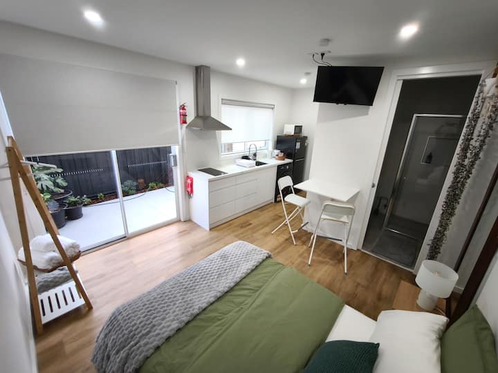 Entire Private Studio, Parking & Separate Entrance - Melton