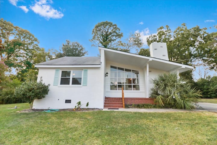 Fresh & Stylish Fayetteville Getaway | 6 Guests - Fayetteville, NC