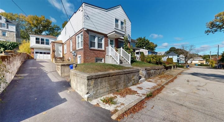 Family-friendly Home With Playroom & Yard. - Coventry, RI