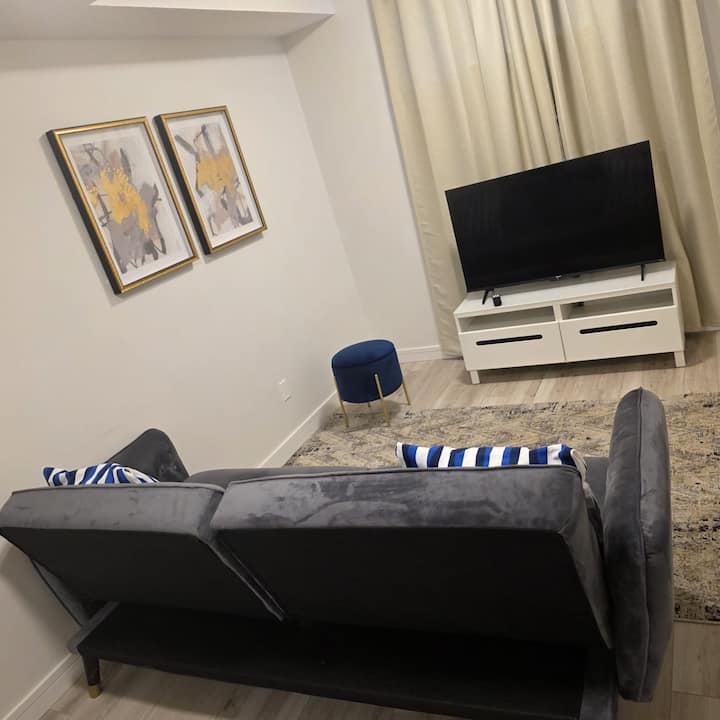1 Bed And Bath Basement Suite - Alberta