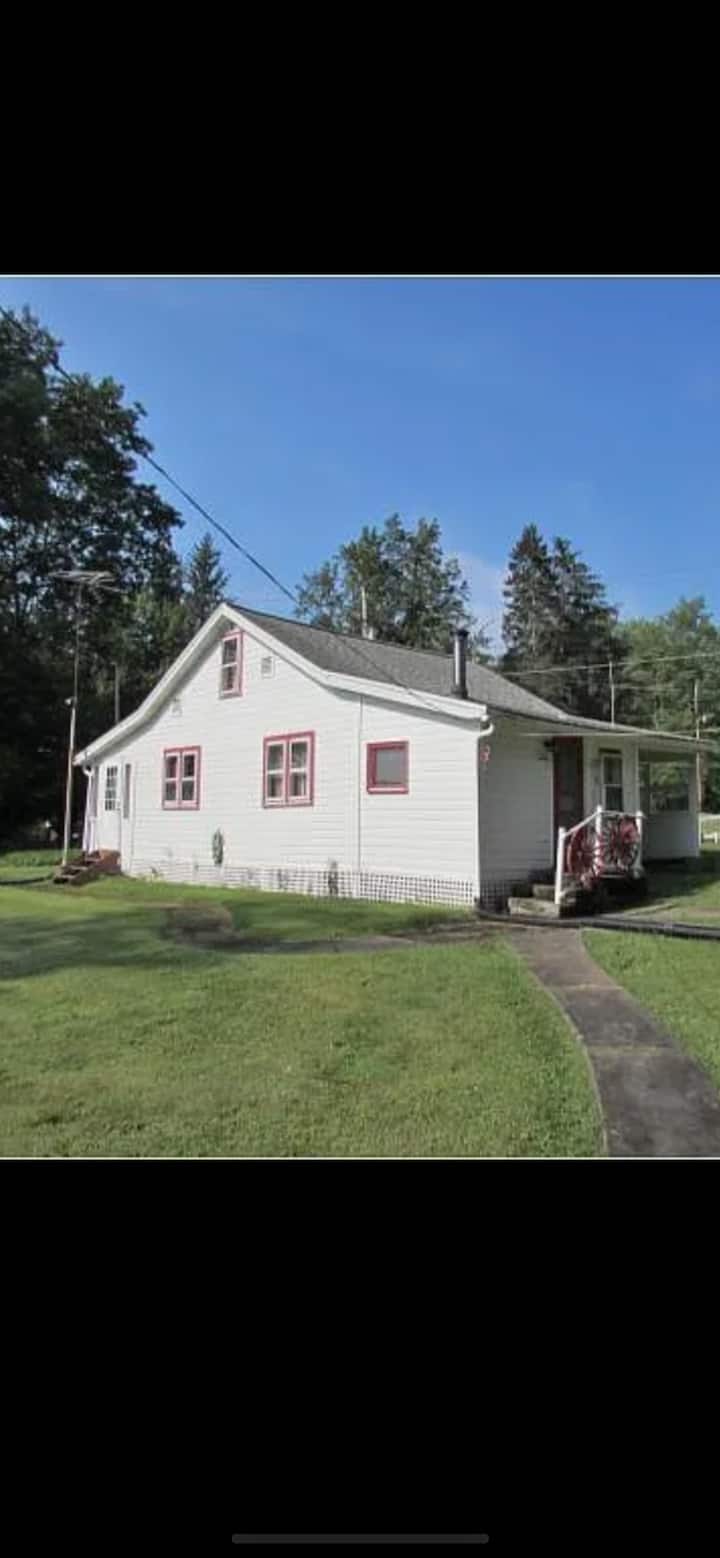 Rustic Cottage With Beautiful Lake Views - Weaver Lake, Windsor