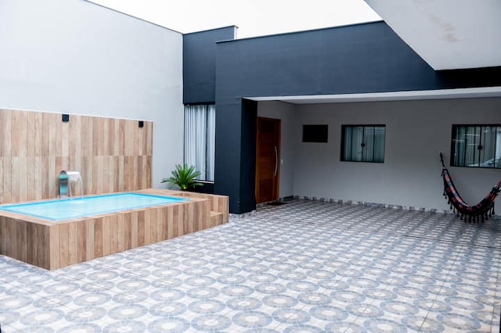 Casa P/ 9 • Garagem • Próx. Hu, Aeroporto & Shop. - Londrina