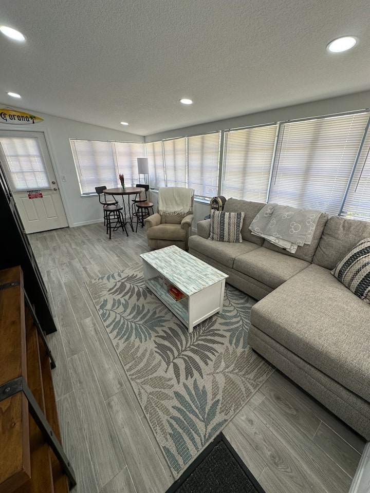 Pinellas Park Bungalow - Pinellas Park, FL