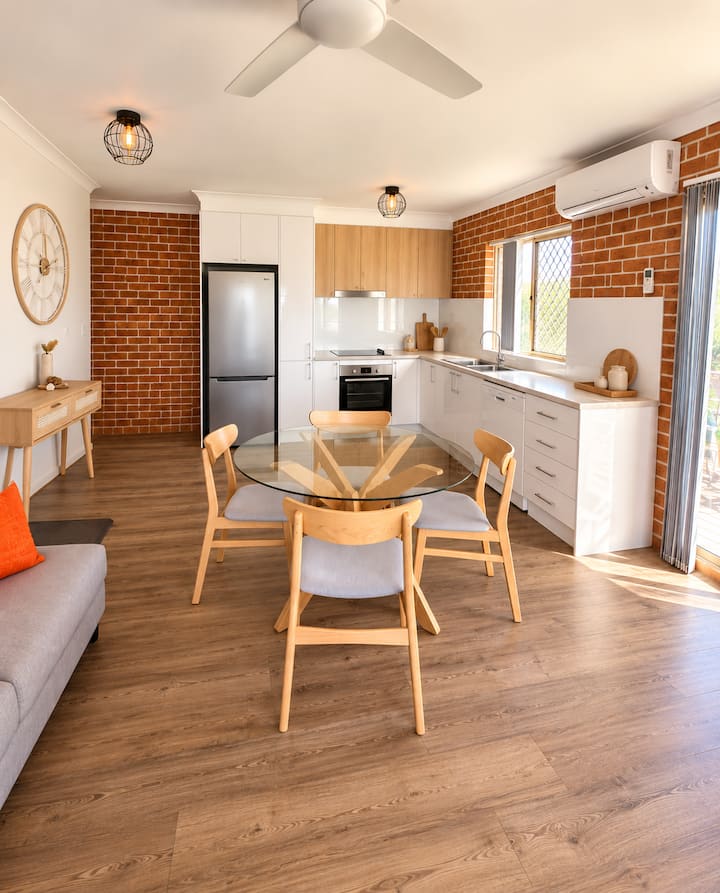 Bright & Breezy Top Floor Beach Apartment - サウス・ウェスト・ロックス