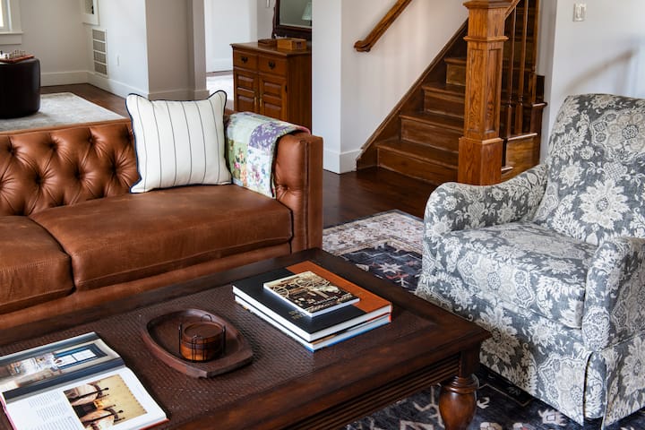 Charming 1875 Retreat - Walk To Village - Newtown, CT